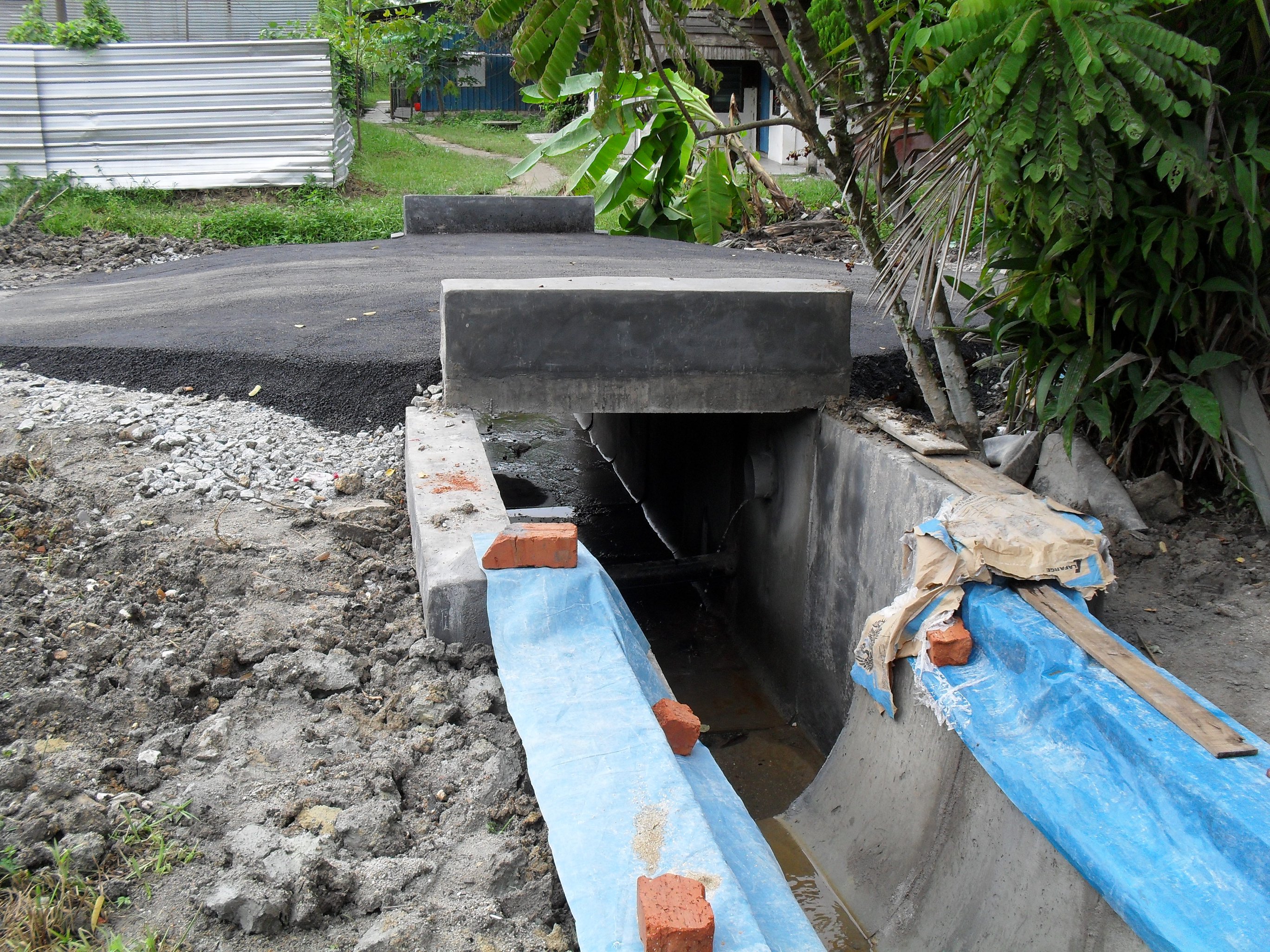 Membina longkang/gelung jalan Kg.Simpang,Jalan Kuala Kangsar - Ogos 2011